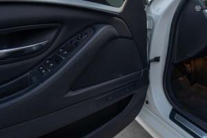 White BMW M5 2013 in Klaipeda, with an engine capacity of 4.40 L and mileage of 97 thousand km for 29500 €, photo 18 on AUTOMOTO.COM.LV