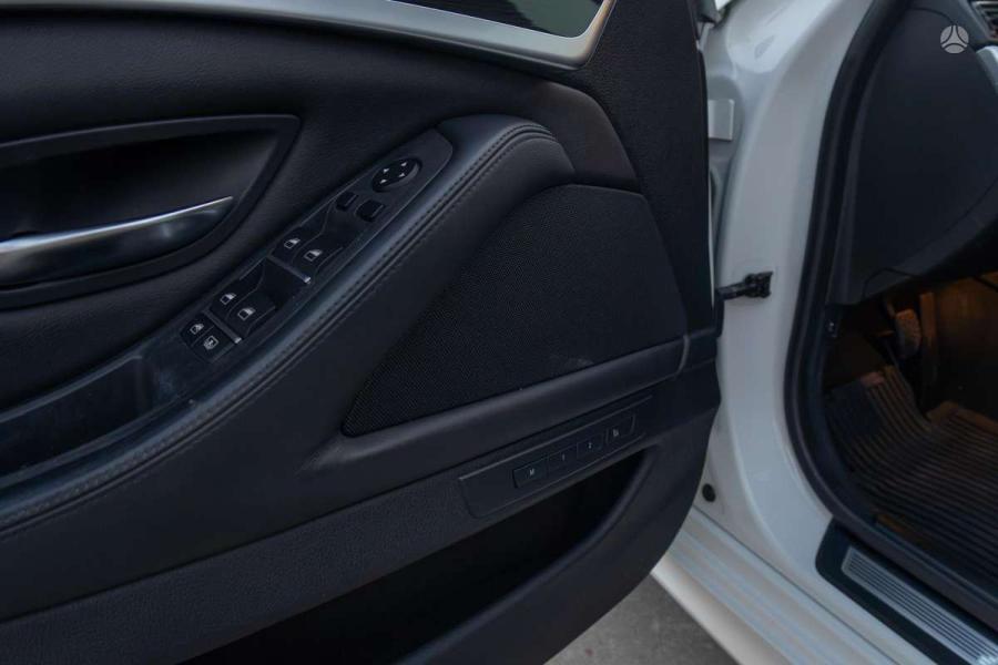 White BMW M5 2013 in Klaipeda, with an engine capacity of 4.40 L and mileage of 97 thousand km for 29500 €, photo 18 on AUTOMOTO.COM.LV