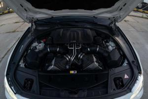 White BMW M5 2013 in Klaipeda, with an engine capacity of 4.40 L and mileage of 97 thousand km for 29500 €, photo 24 on AUTOMOTO.COM.LV