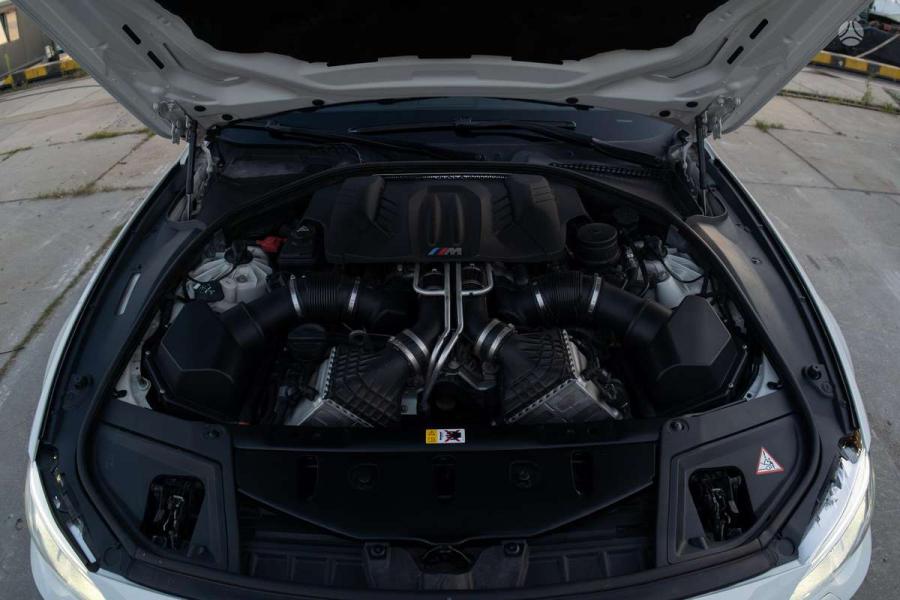White BMW M5 2013 in Klaipeda, with an engine capacity of 4.40 L and mileage of 97 thousand km for 29500 €, photo 24 on AUTOMOTO.COM.LV