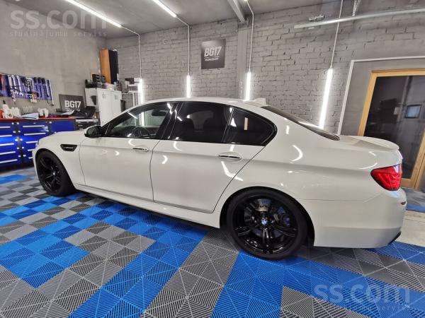 White BMW M5 2014 in Riga, with an engine capacity of 4.40 L and mileage of 105 thousand km for 33000 €, photo 3 on AUTOMOTO.COM.LV