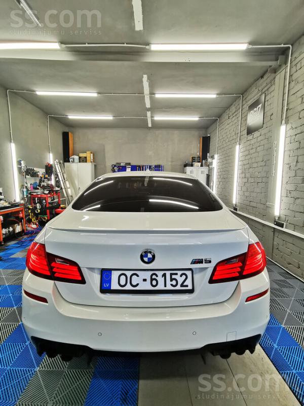 Balts BMW M5 2014 Rīga, ar dzinēja tilpumu 4.40 L un nobraukumu 105 tūkst. km par 33000 €, foto 2 vietnē AUTOMOTO.COM.LV