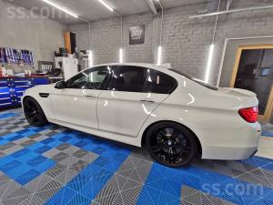 White BMW M5 2014 in Riga, with an engine capacity of 4.40 L and mileage of 105 thousand km for 33000 €, photo 4 on AUTOMOTO.COM.LV