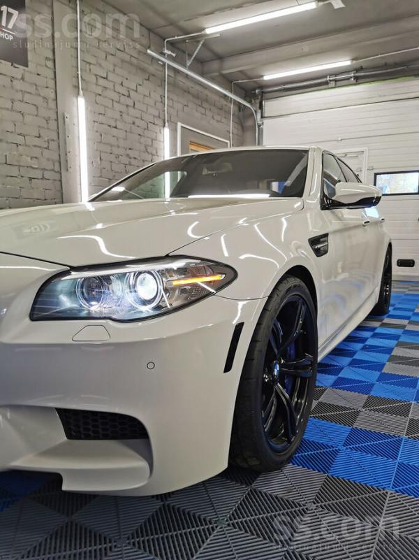 Balts BMW M5 2014 Rīga, ar dzinēja tilpumu 4.40 L un nobraukumu 105 tūkst. km par 33000 €, foto 4 vietnē AUTOMOTO.COM.LV