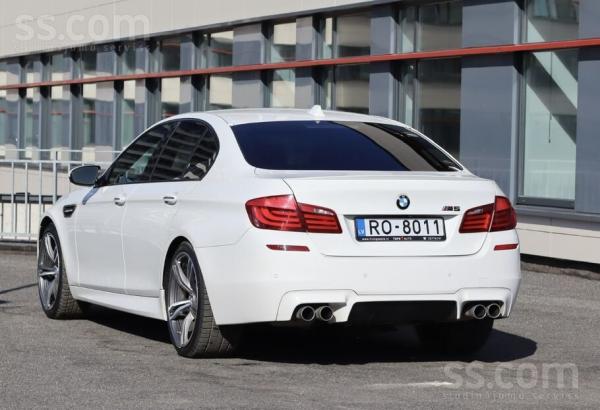 White BMW M5 2016 in Riga, with an engine capacity of 4.40 L and mileage of 67 thousand km for 34900 €, photo 3 on AUTOMOTO.COM.LV