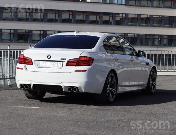 White BMW M5 2016 in Riga, with an engine capacity of 4.40 L and mileage of 67 thousand km for 34900 €, photo 4 on AUTOMOTO.COM.LV