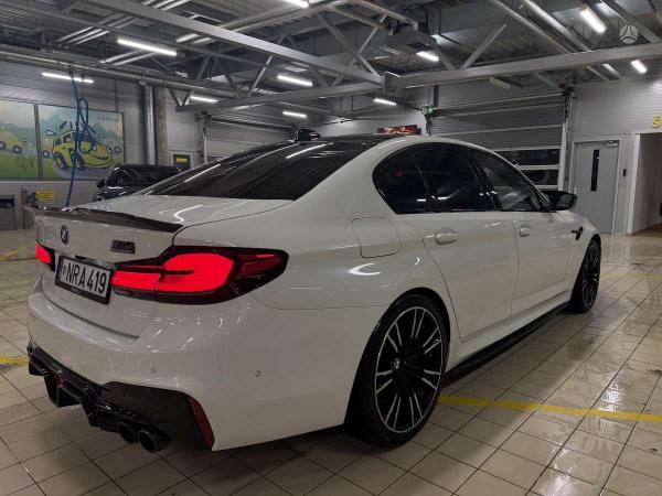 White BMW M5 2019 in Vilnius, with an engine capacity of 4.40 L and mileage of 56 thousand km for 59000 €, photo 5 on AUTOMOTO.COM.LV