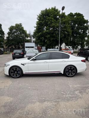 Balts BMW M5 2019 Rīga, ar dzinēja tilpumu 4.40 L un nobraukumu 100 tūkst. km par 60000 €, foto  vietnē AUTOMOTO.COM.LV