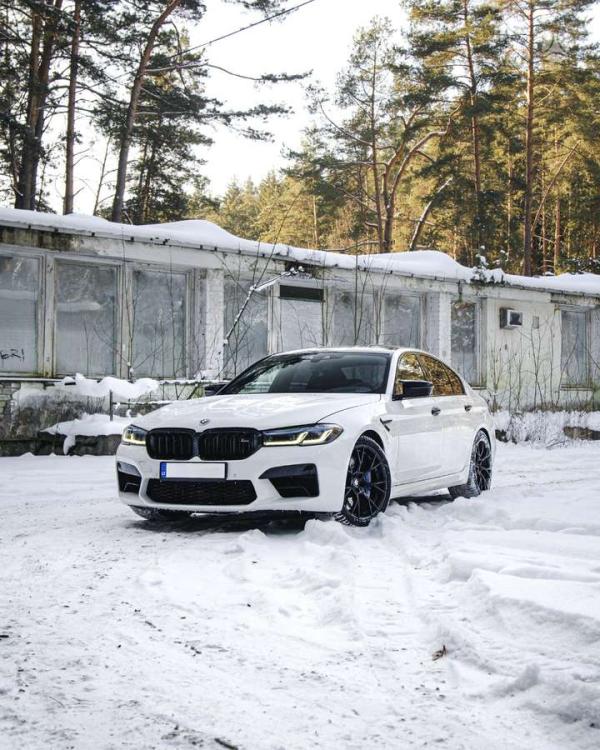White BMW M5 2020 in Vilnius, with an engine capacity of 4.40 L and mileage of 30 thousand km for 70999 €, photo 1 on AUTOMOTO.COM.LV