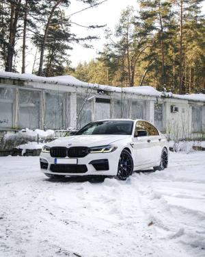 White BMW M5 2020 in Vilnius, with an engine capacity of 4.40 L and mileage of 30 thousand km for 70999 €, photo 1 on AUTOMOTO.COM.LV