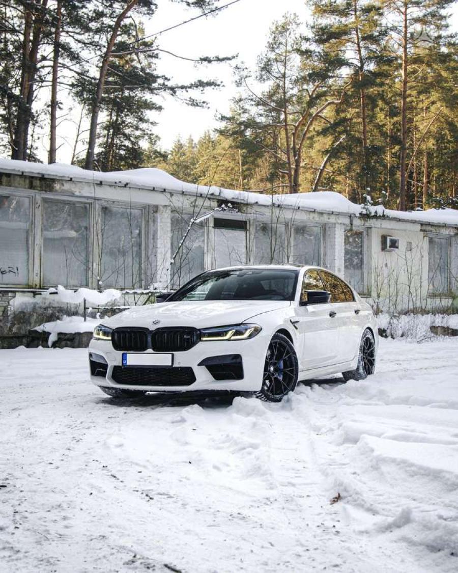 White BMW M5 2020 in Vilnius, with an engine capacity of 4.40 L and mileage of 30 thousand km for 70999 €, photo 1 on AUTOMOTO.COM.LV