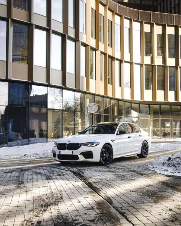 White BMW M5 2020 in Vilnius, with an engine capacity of 4.40 L and mileage of 30 thousand km for 70999 €, photo 7 on AUTOMOTO.COM.LV