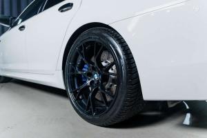 White BMW M5 2020 in Vilnius, with an engine capacity of 4.40 L and mileage of 30 thousand km for 54500 €, photo 14 on AUTOMOTO.COM.LV