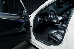 White BMW M5 2020 in Vilnius, with an engine capacity of 4.40 L and mileage of 30 thousand km for 54500 €, photo 18 on AUTOMOTO.COM.LV