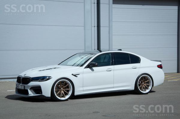 White BMW M5 2022 in Riga, with an engine capacity of 4.40 L and mileage of 81 thousand km for 79000 €, photo 3 on AUTOMOTO.COM.LV