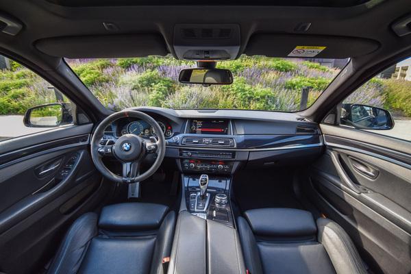 Melns BMW M550 2015 Tallina, ar dzinēja tilpumu 3.00 L un nobraukumu 245 tūkst. km par 15500 €, foto 5 vietnē AUTOMOTO.COM.LV