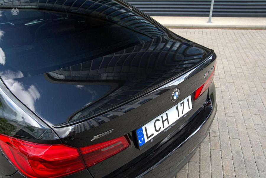 Black BMW M550 2017 in Vilnius, with an engine capacity of 2.99 L and mileage of 210 thousand km for 26000 €, photo 9 on AUTOMOTO.COM.LV