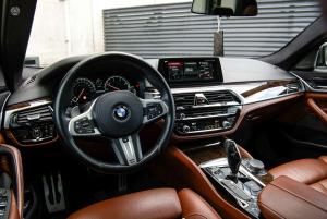 Black BMW M550 2017 in Vilnius, with an engine capacity of 2.99 L and mileage of 210 thousand km for 26000 €, photo 15 on AUTOMOTO.COM.LV