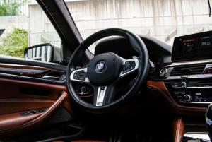 Black BMW M550 2017 in Vilnius, with an engine capacity of 2.99 L and mileage of 210 thousand km for 26000 €, photo 18 on AUTOMOTO.COM.LV