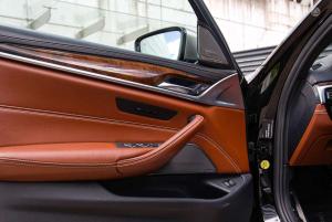 Black BMW M550 2017 in Vilnius, with an engine capacity of 2.99 L and mileage of 210 thousand km for 26000 €, photo 25 on AUTOMOTO.COM.LV