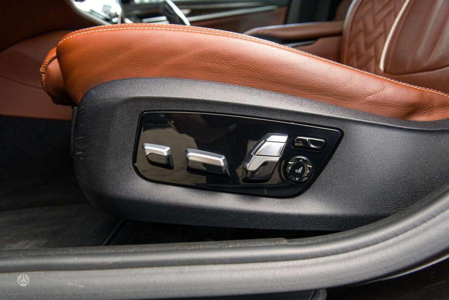 Black BMW M550 2017 in Vilnius, with an engine capacity of 2.99 L and mileage of 210 thousand km for 26000 €, photo 26 on AUTOMOTO.COM.LV