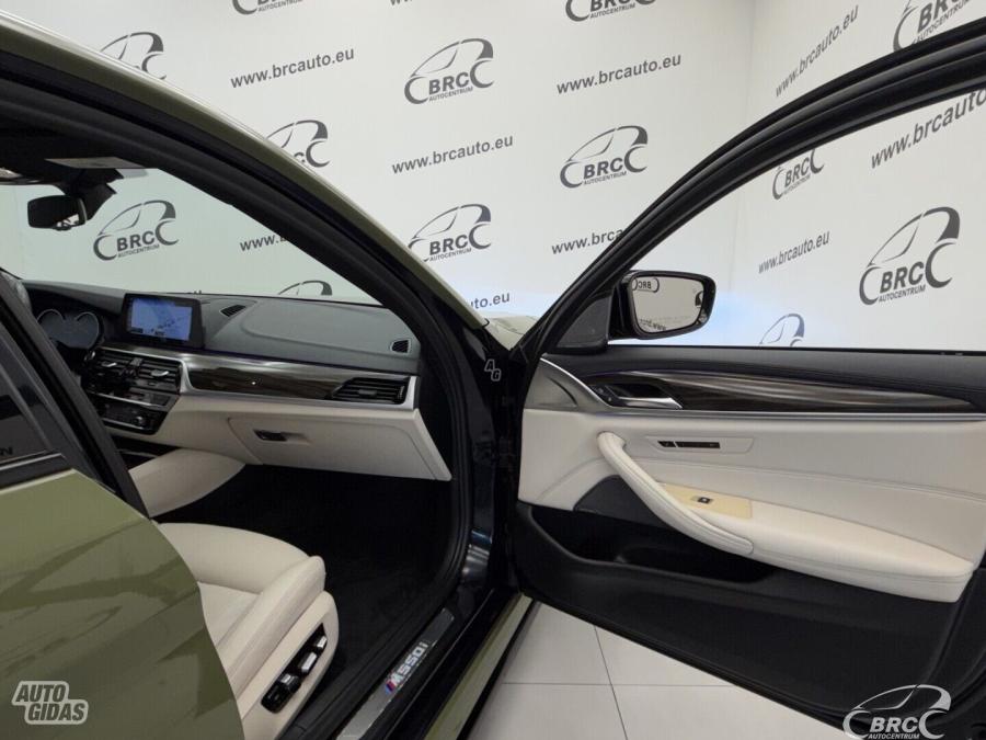 Melns BMW M550 2018 Avižieniai, ar dzinēja tilpumu 4.40 L un nobraukumu 155 tūkst. km par 24900 €, foto 9 vietnē AUTOMOTO.COM.LV