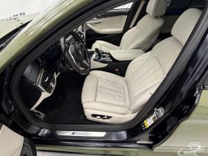 Melns BMW M550 2018 Avižieniai, ar dzinēja tilpumu 4.40 L un nobraukumu 155 tūkst. km par 24900 €, foto 24 vietnē AUTOMOTO.COM.LV