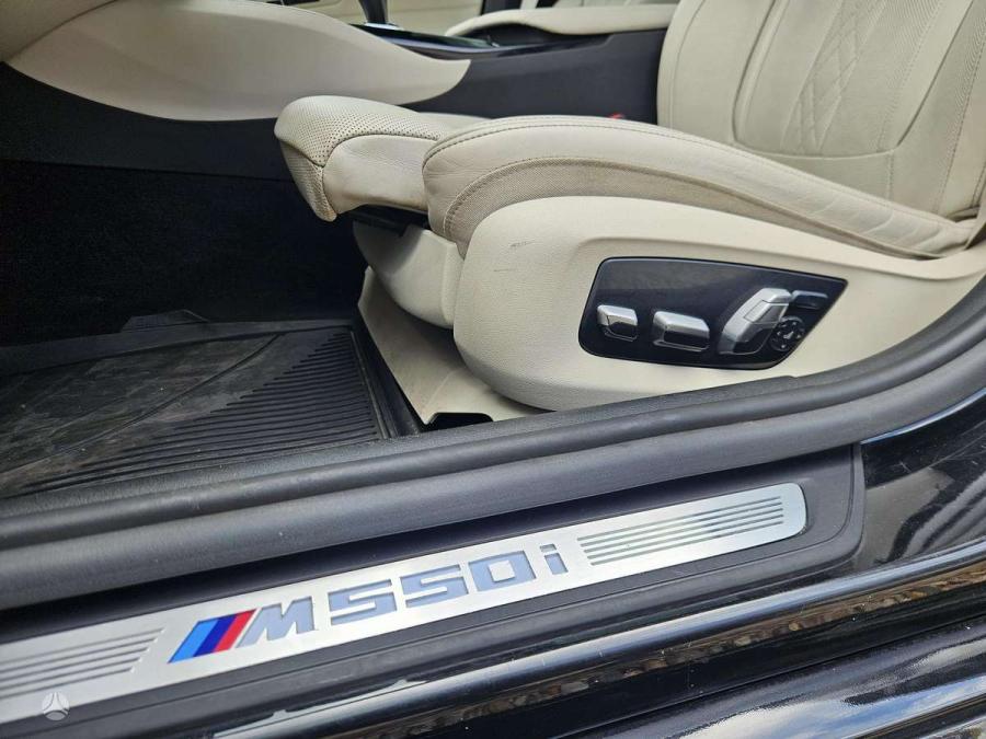 Черный БМВ M550 2018 в Паневежис, объемом двигателя 4.40 л и пробегом 157 тыс. км за 31000 €, фото 23 на AUTOMOTO.COM.LV