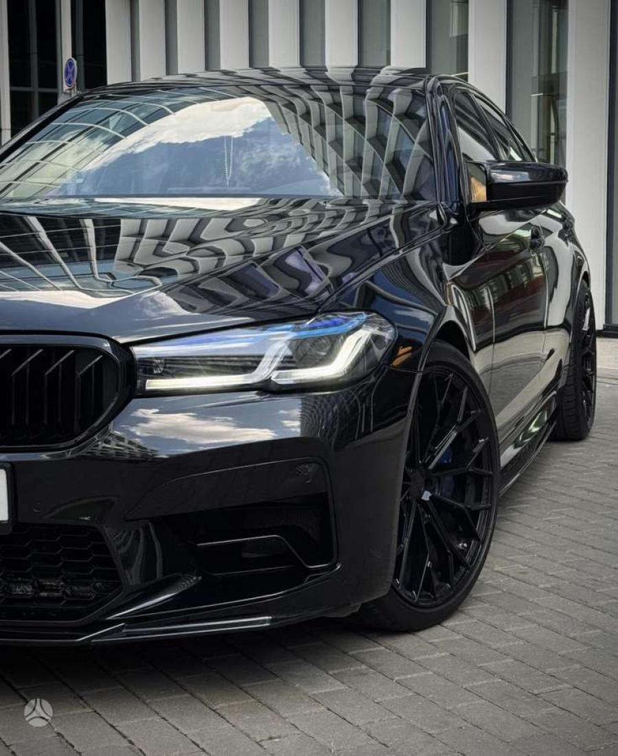 Black BMW M550 2018 in Vilnius, with an engine capacity of 4.40 L and mileage of 120 thousand km for 33999 €, photo 4 on AUTOMOTO.COM.LV