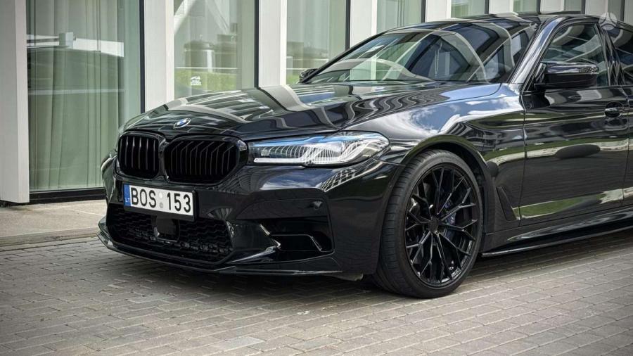 Black BMW M550 2018 in Vilnius, with an engine capacity of 4.40 L and mileage of 120 thousand km for 33999 €, photo 12 on AUTOMOTO.COM.LV