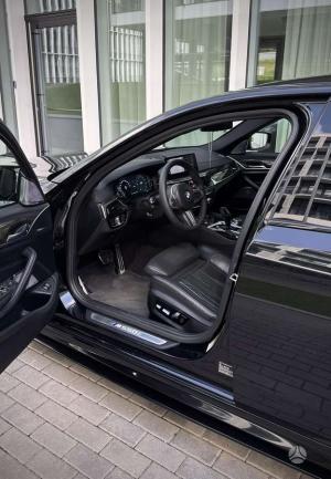 Black BMW M550 2018 in Vilnius, with an engine capacity of 4.40 L and mileage of 120 thousand km for 33999 €, photo 16 on AUTOMOTO.COM.LV