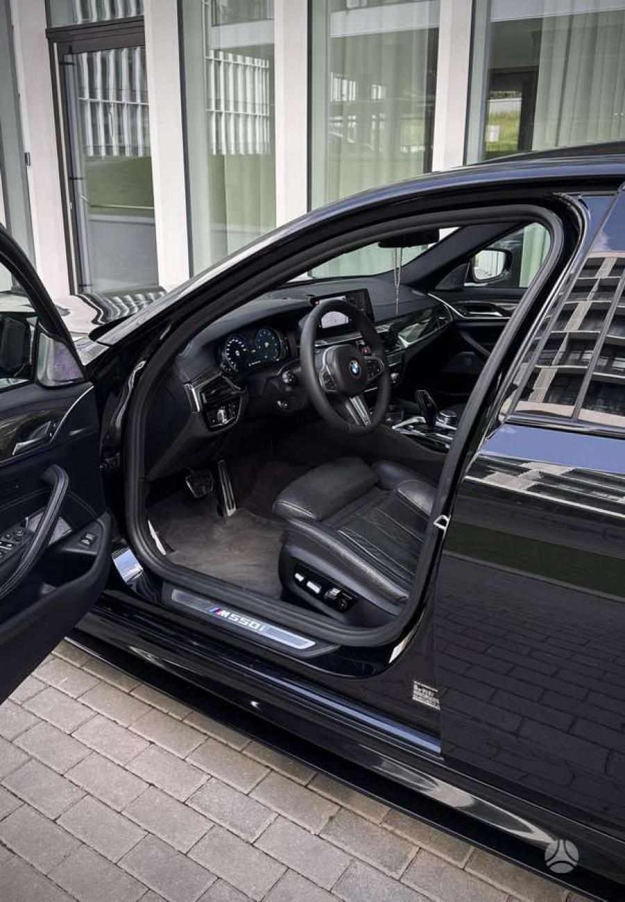 Black BMW M550 2018 in Vilnius, with an engine capacity of 4.40 L and mileage of 120 thousand km for 33999 €, photo 16 on AUTOMOTO.COM.LV