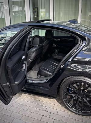 Black BMW M550 2018 in Vilnius, with an engine capacity of 4.40 L and mileage of 120 thousand km for 33999 €, photo 17 on AUTOMOTO.COM.LV
