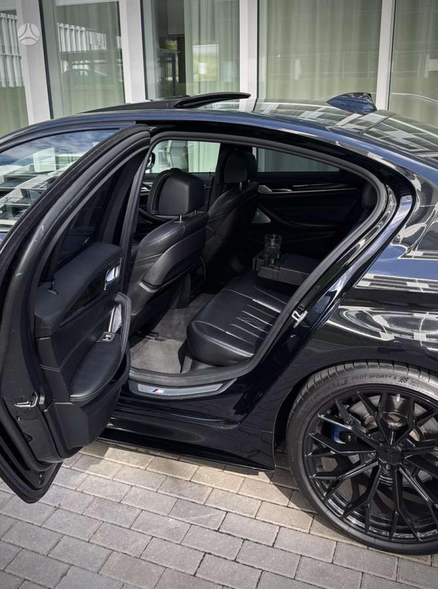 Black BMW M550 2018 in Vilnius, with an engine capacity of 4.40 L and mileage of 120 thousand km for 33999 €, photo 17 on AUTOMOTO.COM.LV