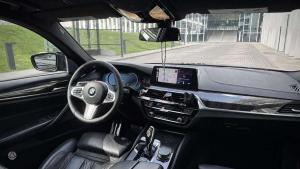 Black BMW M550 2018 in Vilnius, with an engine capacity of 4.40 L and mileage of 120 thousand km for 33999 €, photo 18 on AUTOMOTO.COM.LV