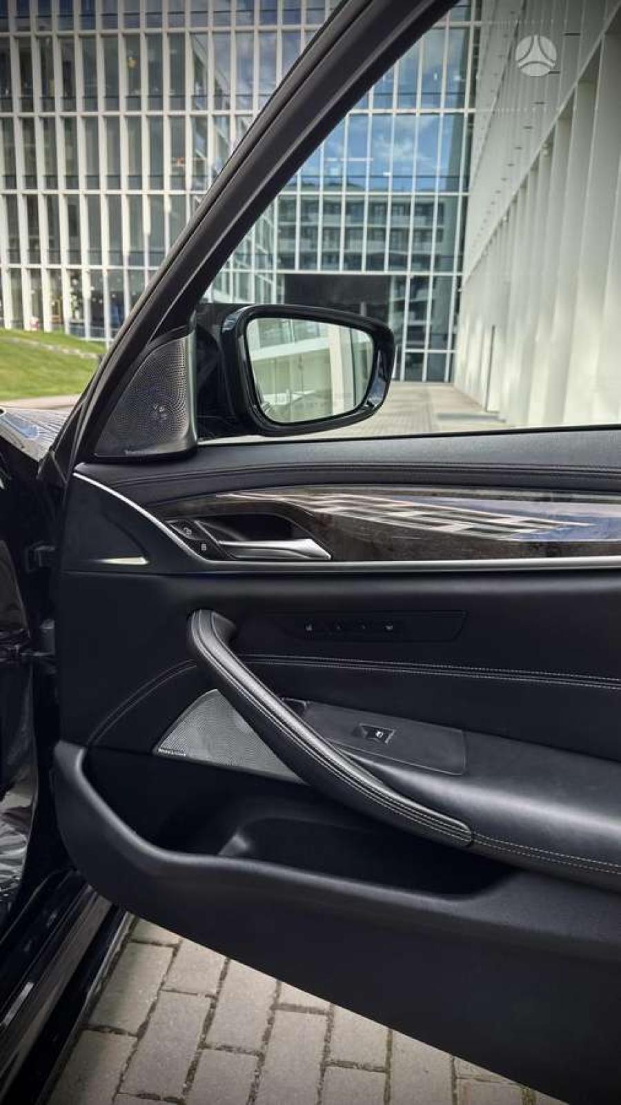 Black BMW M550 2018 in Vilnius, with an engine capacity of 4.40 L and mileage of 120 thousand km for 33999 €, photo 22 on AUTOMOTO.COM.LV