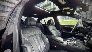 Black BMW M550 2018 in Vilnius, with an engine capacity of 4.40 L and mileage of 120 thousand km for 33999 €, photo 23 on AUTOMOTO.COM.LV