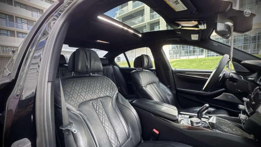 Black BMW M550 2018 in Vilnius, with an engine capacity of 4.40 L and mileage of 120 thousand km for 33999 €, photo 23 on AUTOMOTO.COM.LV