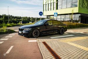 Black BMW M550 2018 in Kaunas, with an engine capacity of 4.40 L and mileage of 168 thousand km for 30777 €, photo 5 on AUTOMOTO.COM.LV