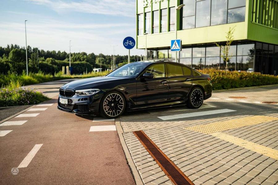 Black BMW M550 2018 in Kaunas, with an engine capacity of 4.40 L and mileage of 168 thousand km for 30777 €, photo 5 on AUTOMOTO.COM.LV