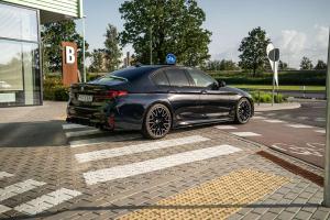 Black BMW M550 2018 in Kaunas, with an engine capacity of 4.40 L and mileage of 168 thousand km for 30777 €, photo 10 on AUTOMOTO.COM.LV