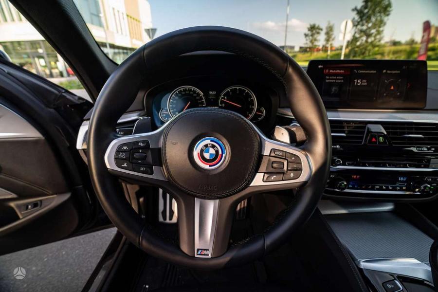 Black BMW M550 2018 in Kaunas, with an engine capacity of 4.40 L and mileage of 168 thousand km for 30777 €, photo 12 on AUTOMOTO.COM.LV