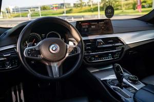 Black BMW M550 2018 in Kaunas, with an engine capacity of 4.40 L and mileage of 168 thousand km for 30777 €, photo 13 on AUTOMOTO.COM.LV