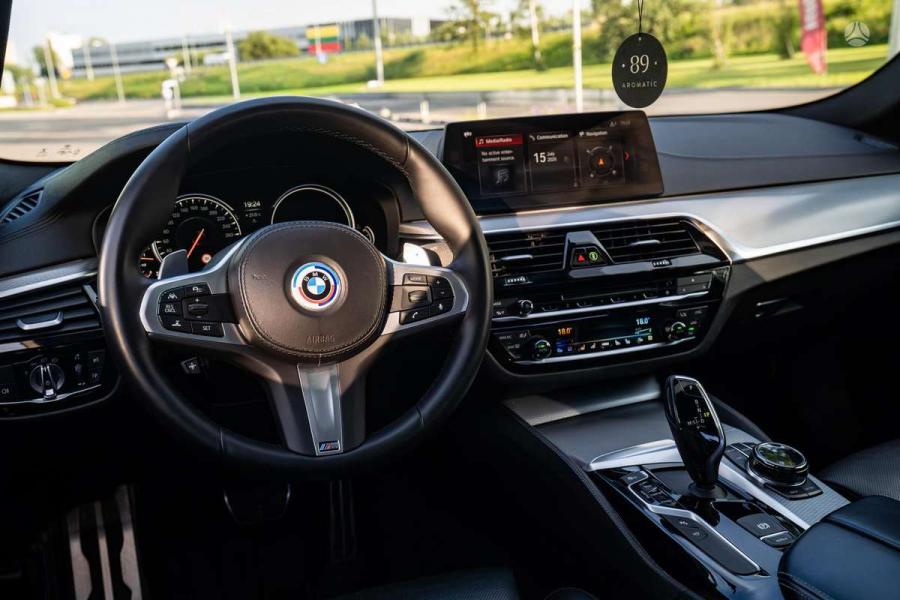 Black BMW M550 2018 in Kaunas, with an engine capacity of 4.40 L and mileage of 168 thousand km for 30777 €, photo 13 on AUTOMOTO.COM.LV