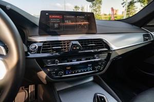 Black BMW M550 2018 in Kaunas, with an engine capacity of 4.40 L and mileage of 168 thousand km for 30777 €, photo 14 on AUTOMOTO.COM.LV