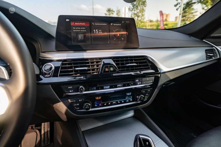 Black BMW M550 2018 in Kaunas, with an engine capacity of 4.40 L and mileage of 168 thousand km for 30777 €, photo 14 on AUTOMOTO.COM.LV