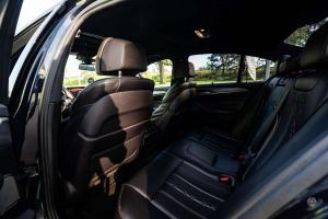 Black BMW M550 2018 in Kaunas, with an engine capacity of 4.40 L and mileage of 168 thousand km for 30777 €, photo 15 on AUTOMOTO.COM.LV