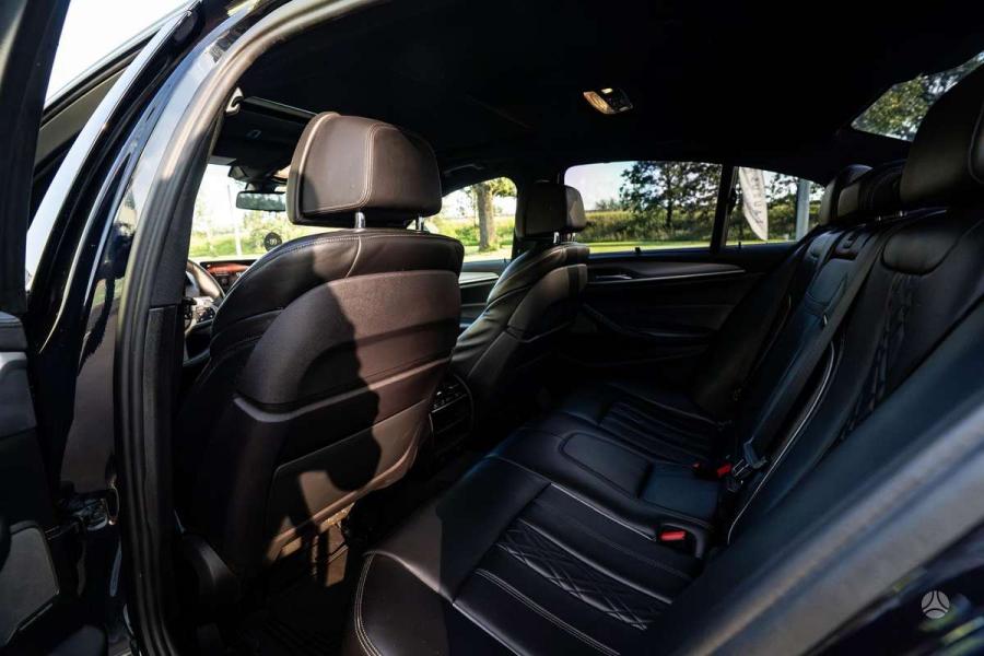 Black BMW M550 2018 in Kaunas, with an engine capacity of 4.40 L and mileage of 168 thousand km for 30777 €, photo 15 on AUTOMOTO.COM.LV