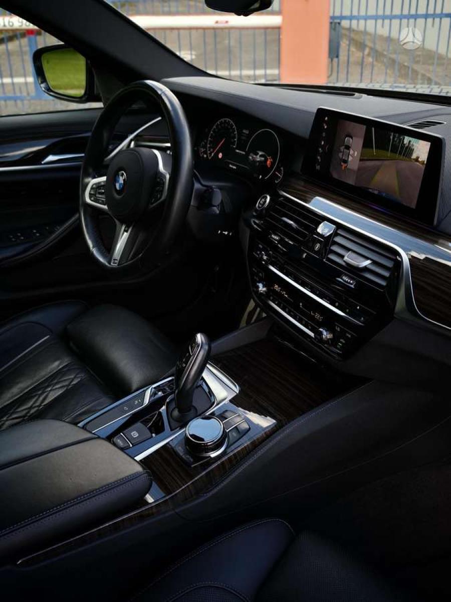 Черный БМВ M550 2019 в Вильнюс, объемом двигателя 4.40 л и пробегом 125 тыс. км за 25000 €, фото 17 на AUTOMOTO.COM.LV