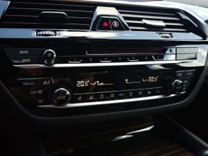 Черный БМВ M550 2019 в Вильнюс, объемом двигателя 4.40 л и пробегом 125 тыс. км за 25000 €, фото 26 на AUTOMOTO.COM.LV
